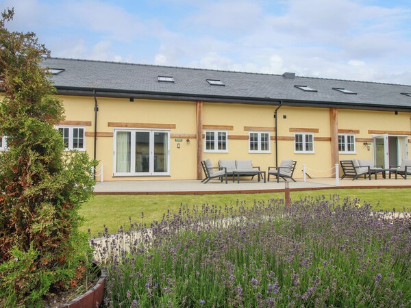 Chepstow Cottage, Pet Friendly, Luxury Holiday Cottage In West Felton - 노스 웨일즈
