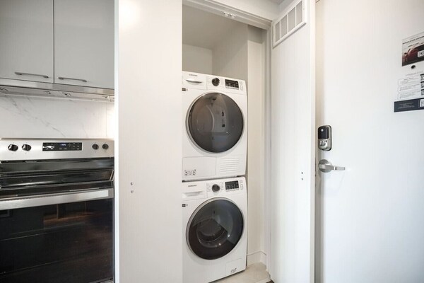 Chic 1br Apt With City Views, Near Lake Aquitaine - Milton