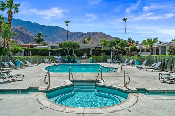 Stylish Bamboo Bungalow - Palm Springs