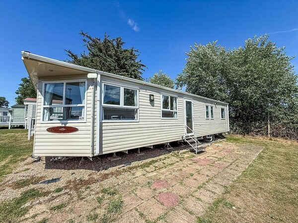 Lovely 8 Berth Caravan At Valley Farm Holiday Park Ref 46829v - Clacton-on-Sea