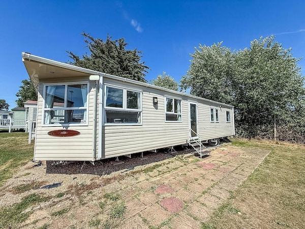 Lovely 8 Berth Caravan At Valley Farm Holiday Park Ref 46829v - Clacton-on-Sea