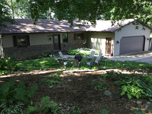 Harmony House, Spacious 5-bedrooms In Downtown Baraboo Near Devil's Lake Park - Lake Wisconsin