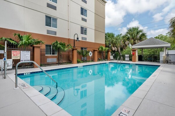 8 Miles Away From Fort Myers Beaches  Family Room W/ Kitchen And Free Parking - Florida