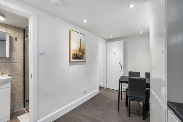 Queens Place  3 Bedroom Apartment - Brighton
