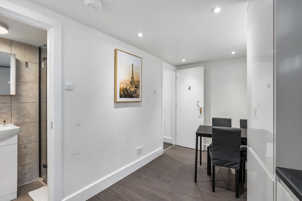 Queens Place 3 Bedroom Apartment - Brighton