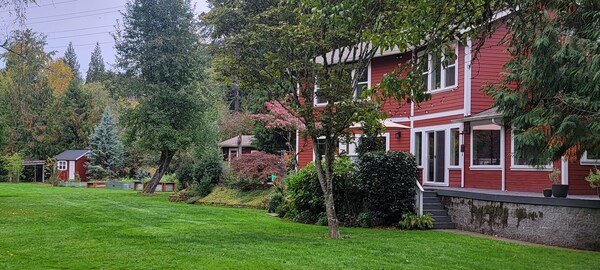 Farmhouse & Creekside Get-away On Hidden Acreage In Historical Downtown Gresham. - Sandy, OR