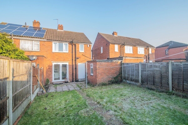 Spacious Two Bed House With Parking And Garden - Dudley Zoo and Castle
