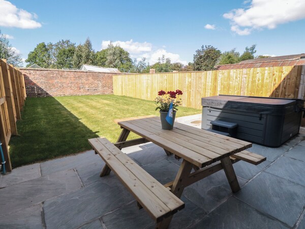 The Hay Barn, Pet Friendly, With Hot Tub In Thirsk - Thirsk