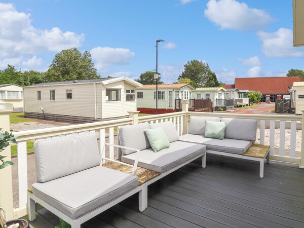 Windermere Lodge, Pet Friendly, Country Holiday Cottage In No Village - Morecambe FC Mazuma Stadium