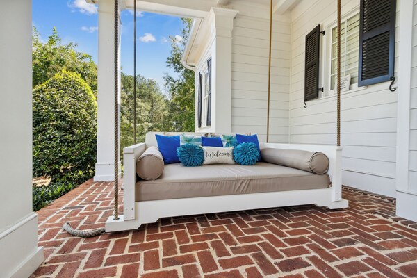 Luxurious 13,000 Sq. Ft. Home: 7 Private King Suites, Bunk Room & Movie Theater - Lake Lanier