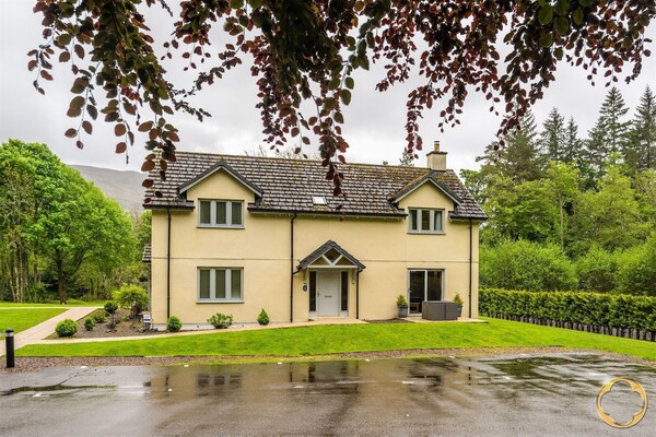 11 The Courtyard Cottages: Luxury Holiday Accommodation - Pet Friendly - Loch Ness