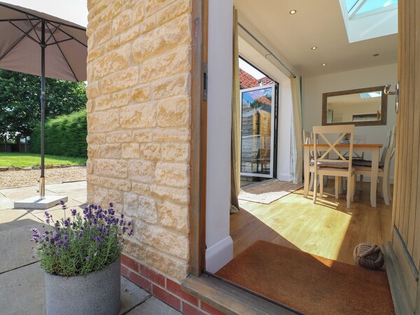 Lavender Cottage, Pet Friendly, Character Holiday Cottage In Stamford - 