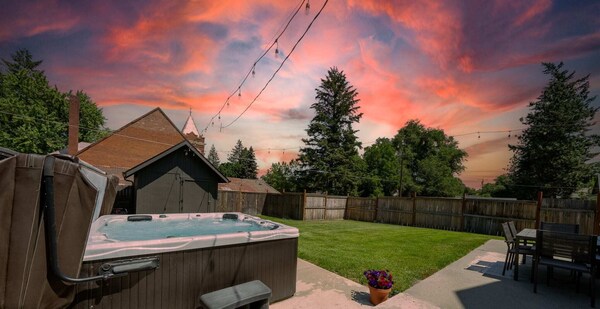 Where The Cool Kids Stay | Hot Tub + Perry - 斯波坎
