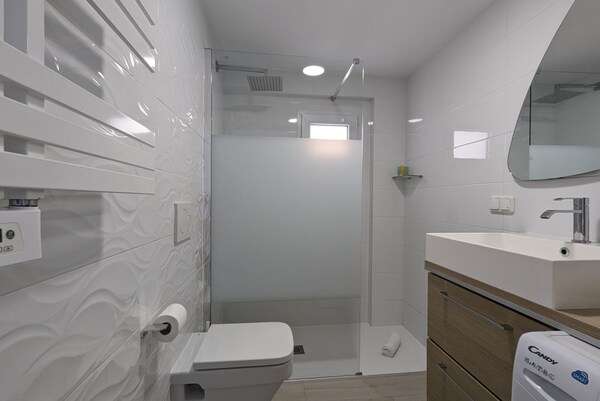 Esmeralda Sea Front Apartment - Benidorm