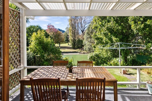 600m To Cbd Riverfront Home - Gisborne