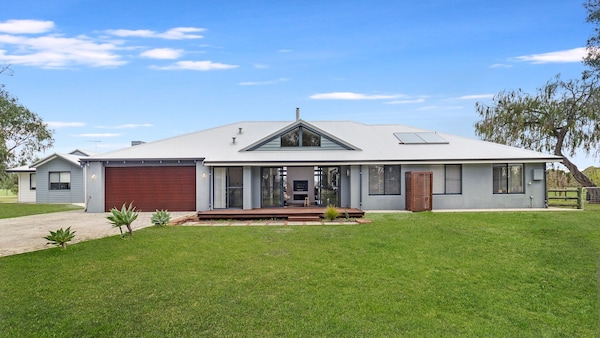 Charming Farm View House: Serene Countryside Retreat With Modern Comfort - Busselton