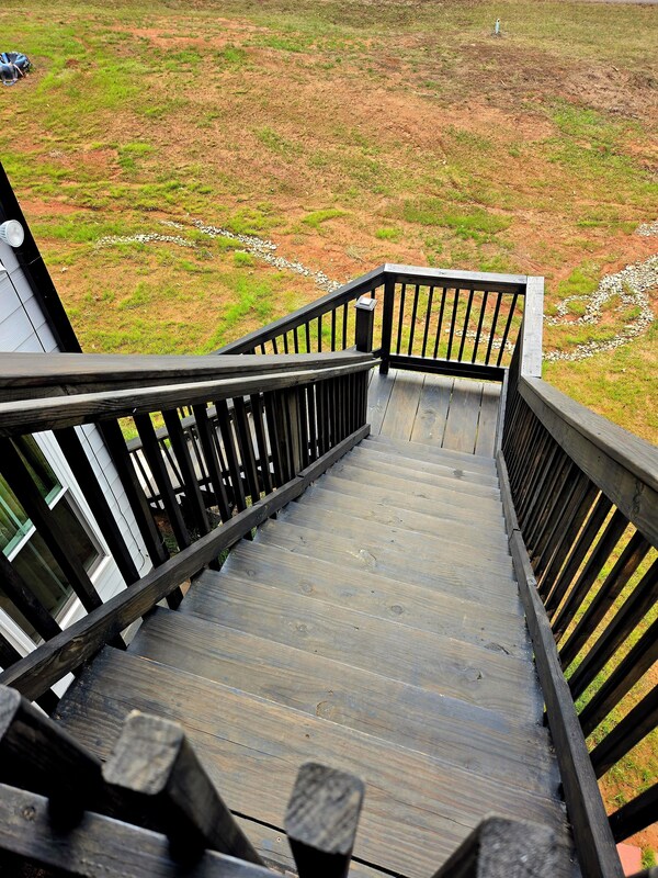 The Spacious Loft Apartment 3/2 Kingbed With Stairs, Pool And Grill Sleeps 7. - Greensboro, GA