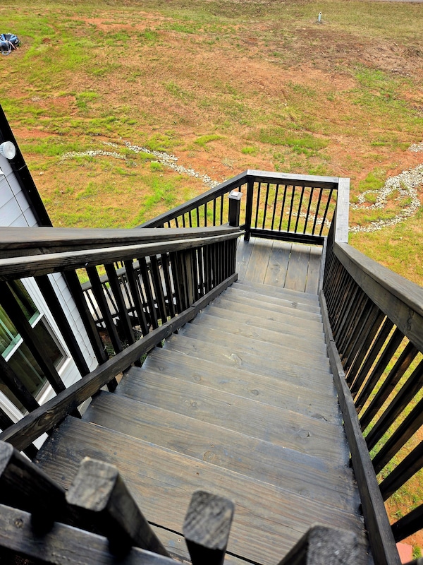 The Spacious Loft Apartment 3/2 Kingbed With Stairs, Pool And Grill Sleeps 7. - Greensboro, GA