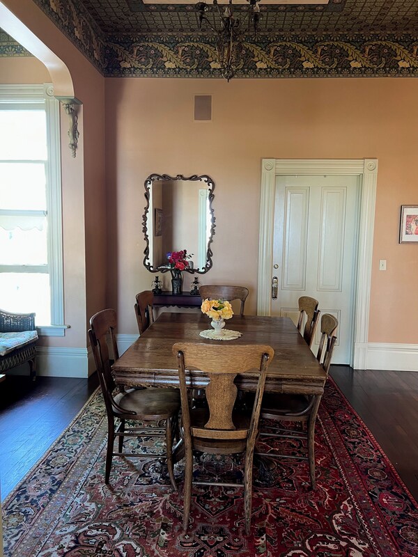 2 Bedroom Waterfront Victorian Apartment - Arcata, CA