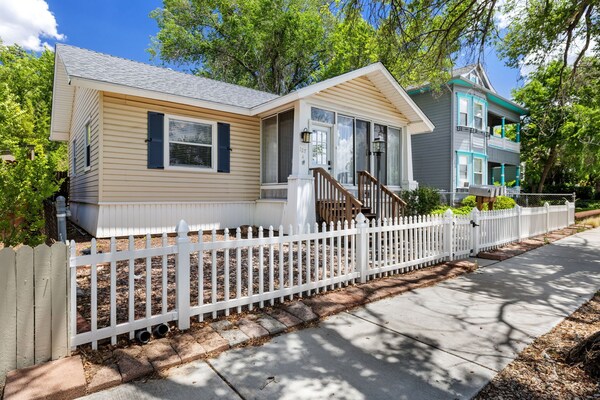 This Charming 1919 Build Offers A Delightful Blend Of Historic Character And Modern Comforts, Mak... - Prescott, AZ