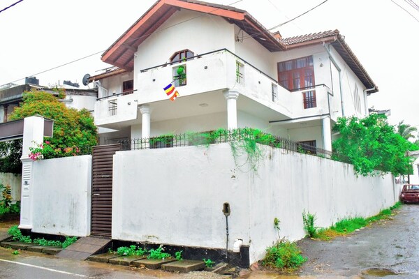 Rooftop Garden - 3 Bedrooms - Parking - 10minbeach - Colombo