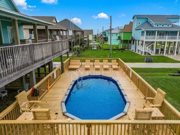 Pet Friendly Beach House Running Summer Discounts! - Crystal Beach, TX
