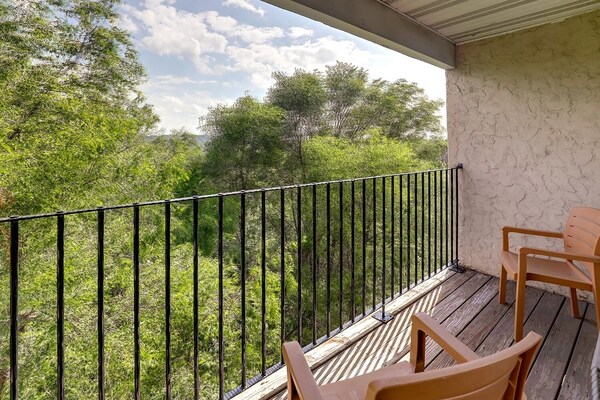 Extended Stay Queen Suite, Kitchenette, Living Area, Stoney Creek - La Crosse, WI