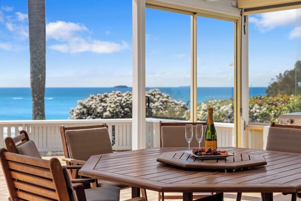 Sleeps 15, Beachfront Reserve, Amazing Views - Coffs Harbour, Australia