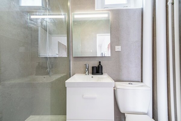 Spacious And Quiet Apartment Ville De Puteaux - Issy-les-Moulineaux