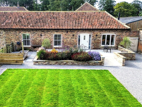 Flittermouse Barn, Romantic, With Hot Tub In Hornsea - England