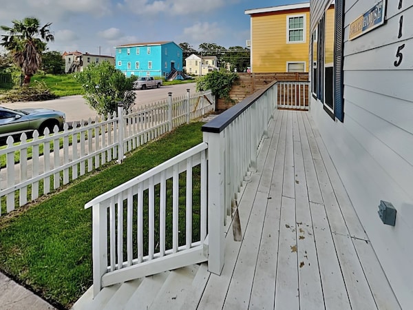 Blue Lagoon | Community Pool Access + Fire Pit! - Galveston, TX