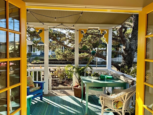 Beachy Chic Seaside Retreat-gas Fireplace & Firepit, Steps To Beach, Prom & Town - Seaside Aquarium, Seaside
