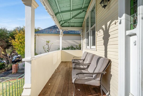 Cosy Upgraded Character Home In Leafy West Hobart - Hobart