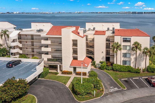 Waterfront 2-bedroom Condo, Enjoy Bay Breezes And Heated Pool In St. Pete Fl - Saint Petersburg, FL