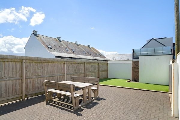 Modern Townhouse W/ Parking Nr Tolcarne Beach - Newquay
