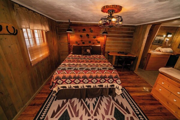 Relax In A Deluxe Queen Room With Stunning River Access & Majestic Mountain Views - Wyoming
