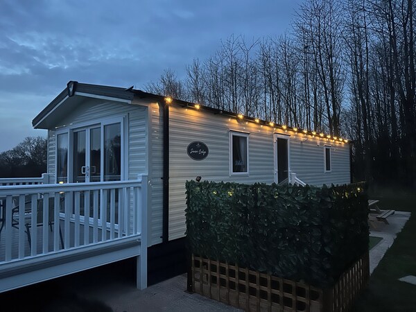 Swan Lodge, Family Friendly, With Hot Tub In Coalville - Nottinghamshire