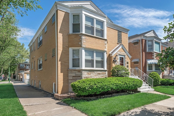 Two Bedroom - Tranquil Retreat - Skokie, IL