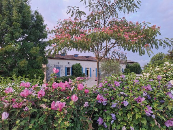 Les Volets Bleus, Family Charentaise House, 10 Km From Jonzac, Large Garden - Charente-Maritime