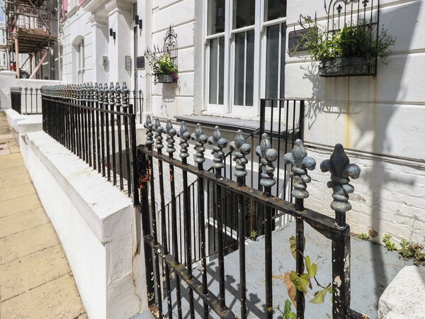Flats 1, Pet Friendly, Country Holiday Cottage In Bournemouth - Sandbanks
