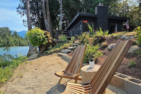 Skagit Riverhouse Retreat- Dogs Welcome, Hot Tub - Cyclone Lake, WA
