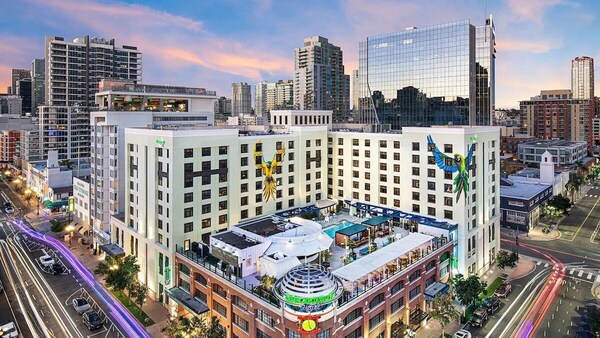 Make Your Trip More Enjoyable! Rooftop Pool, Parking, Pets Allowed! - San Diego, CA