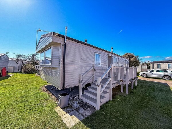 Lovely 6 Berth Caravan With Side Decking On Pakefield Holiday Park Ref 68032b - Lowestoft