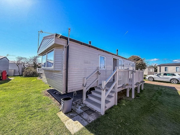 Lovely 6 Berth Caravan With Side Decking On Pakefield Holiday Park Ref 68032b - Kessingland