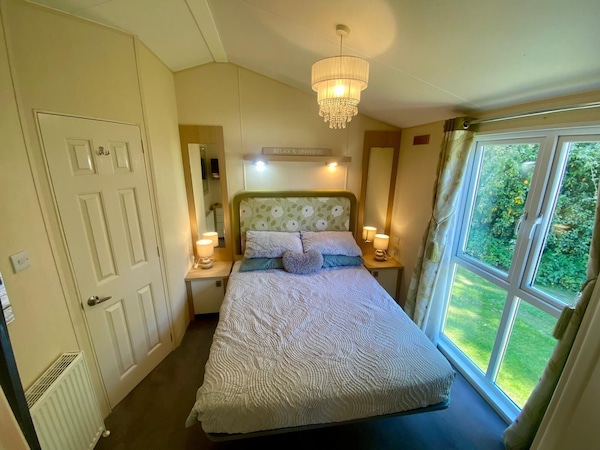 Spacious 4 Berth Lodge With Wi-fi & Decking At Broadland Sands Ref 20055sv - Great Yarmouth