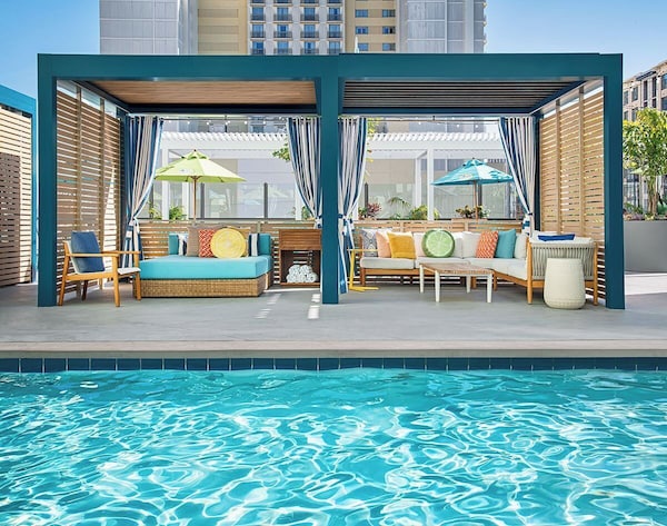 Ideal Mix Of Comfort And Value! 3 Units! Rooftop Pool, Parking, Pets Allowed! - San Diego Zoo, San Diego