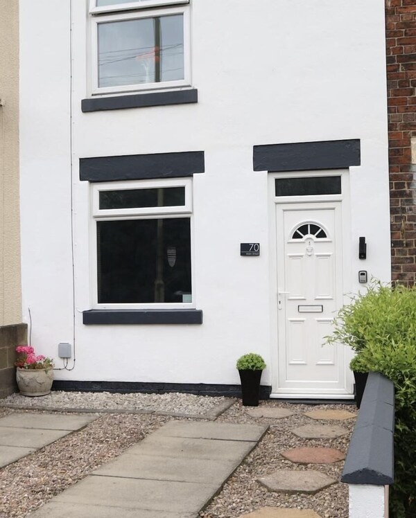 New! Stylish 2 Bedroom Home, With Parking! - Tutbury Castle