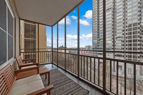 2 Br | Prime Location & City Views | Private Porch - Atlanta