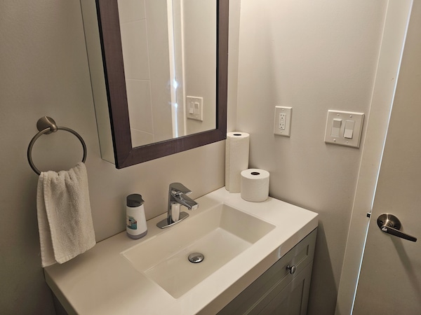 Charming 2-bedroom Retreat In Tranquil Bonavista Area - Winnipeg
