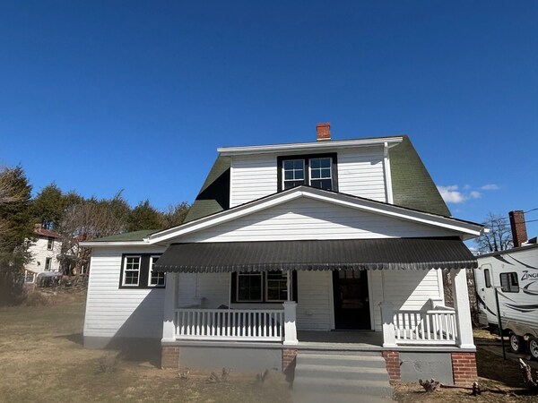 Charming/newly Remodeled 3-bedroom House With Wifi And Ac Blocks From Ru Campus. - Radford University, Radford